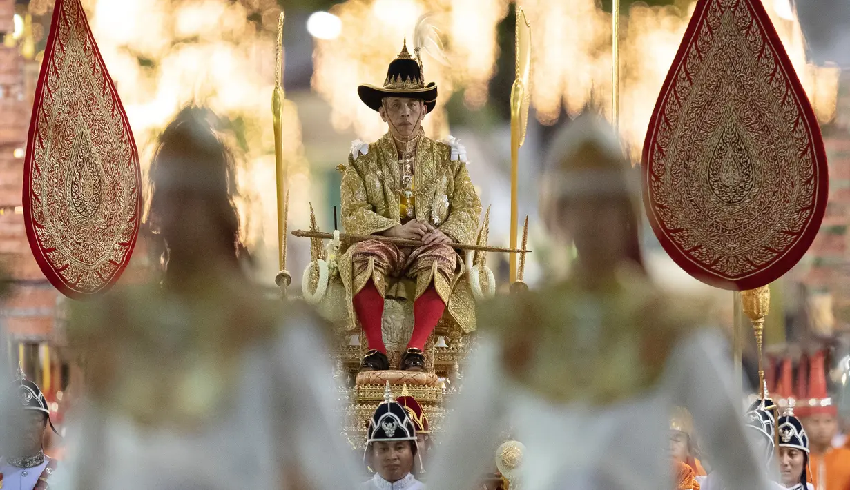 FOTO: Resmi Dilantik, Raja Baru Thailand Diarak Keliling Kota Bangkok ...