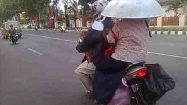7 Pose Nyeleneh Emak-Emak saat Dibonceng Motor Ini Bikin Ketawa - Hot Liputan6.com
