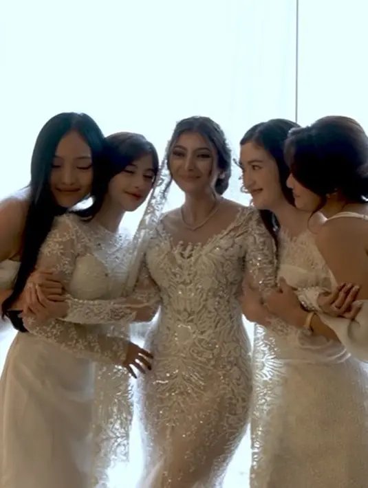 Para Bridesmaid di Pernikahan Sarah Keihl, Ranty Maria dan Hana ...
