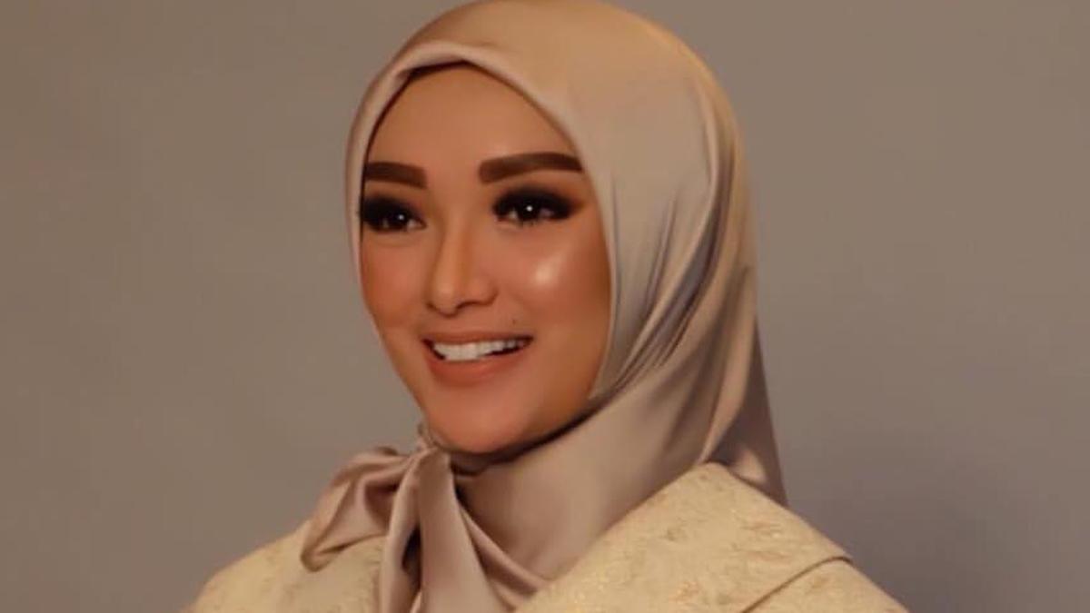 Nggak Selalu Seksi, Begini Cantiknya Zaskia Gotik Memakai Hijab - Photo Fimela.com