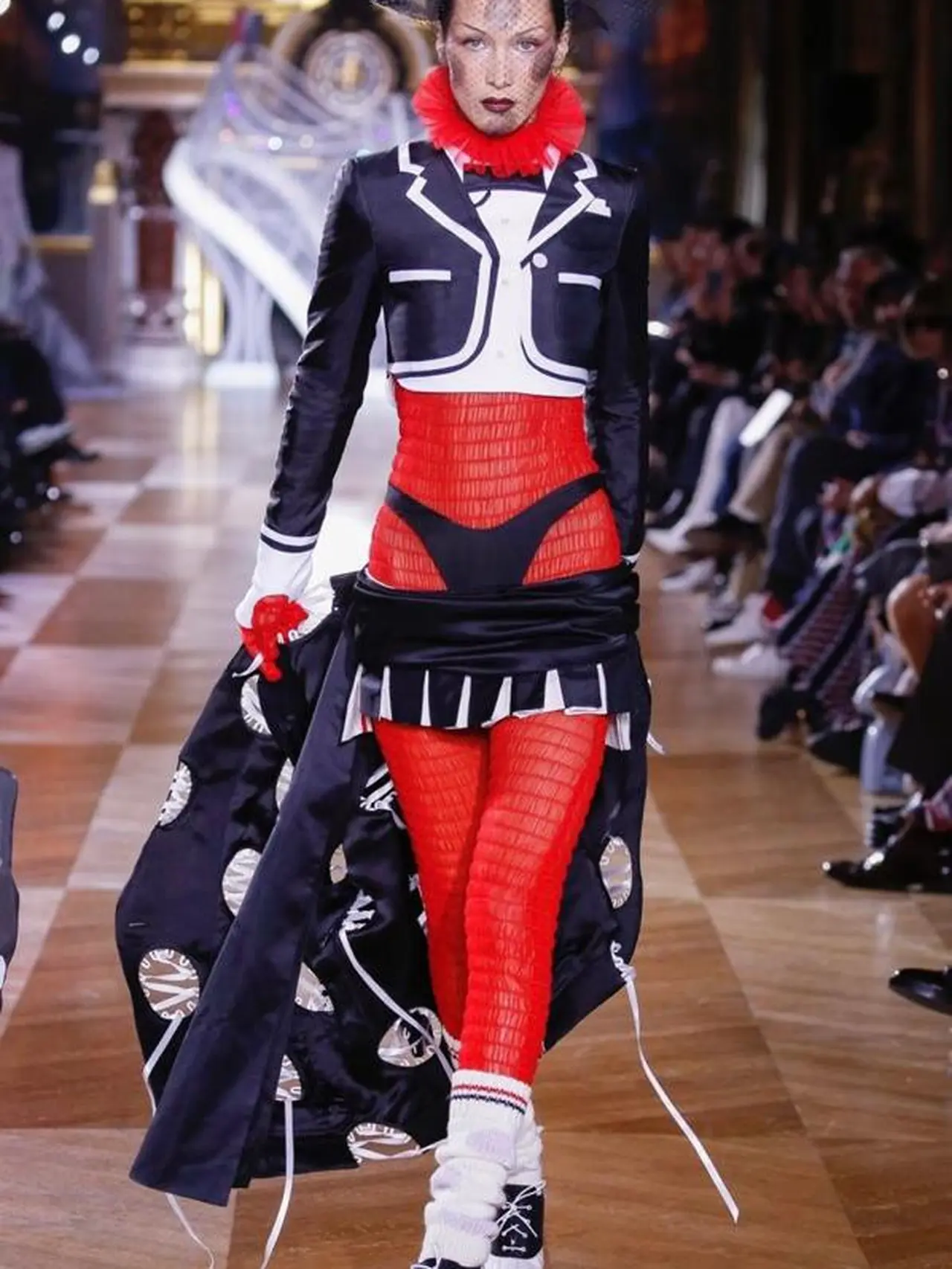 6 Potret Gaya Fenomenal Bella Hadid di Paris Fashion Week SS23, Gaun ...