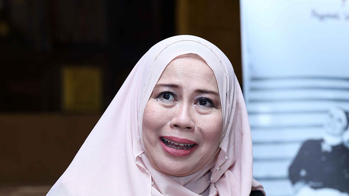 Rahasia Dewi Yull Tetap Aktif Bernyanyi dan Syuting di Berbagai Daerah ...