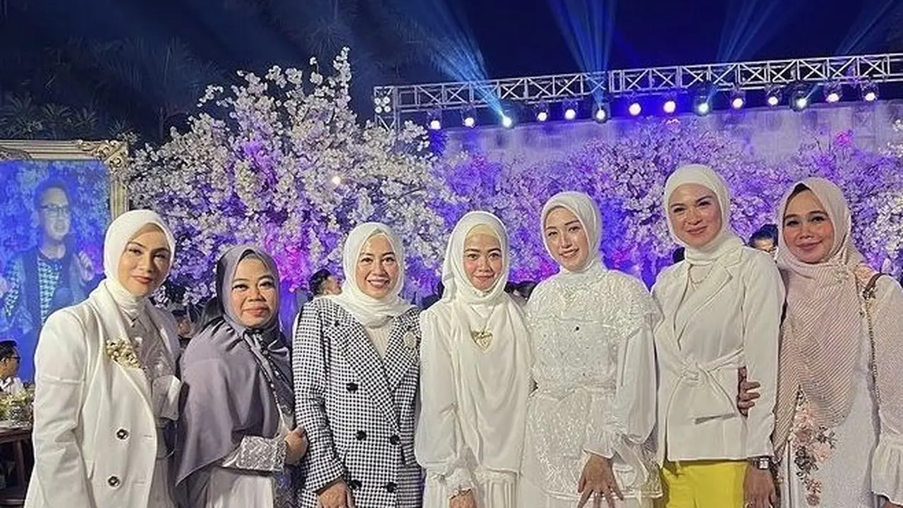 7 Potret Anniversary ke-11 Pernikahan Pasha Ungu dan Adelia, Dekorasinya Jadi Sorotan - Hot ...