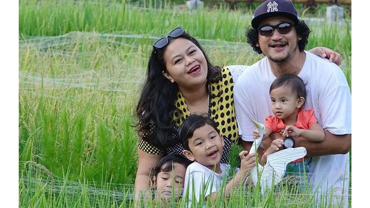 5 Potret Isa Bajaj saat Bersama Keluarga Kecilnya, Harmonis