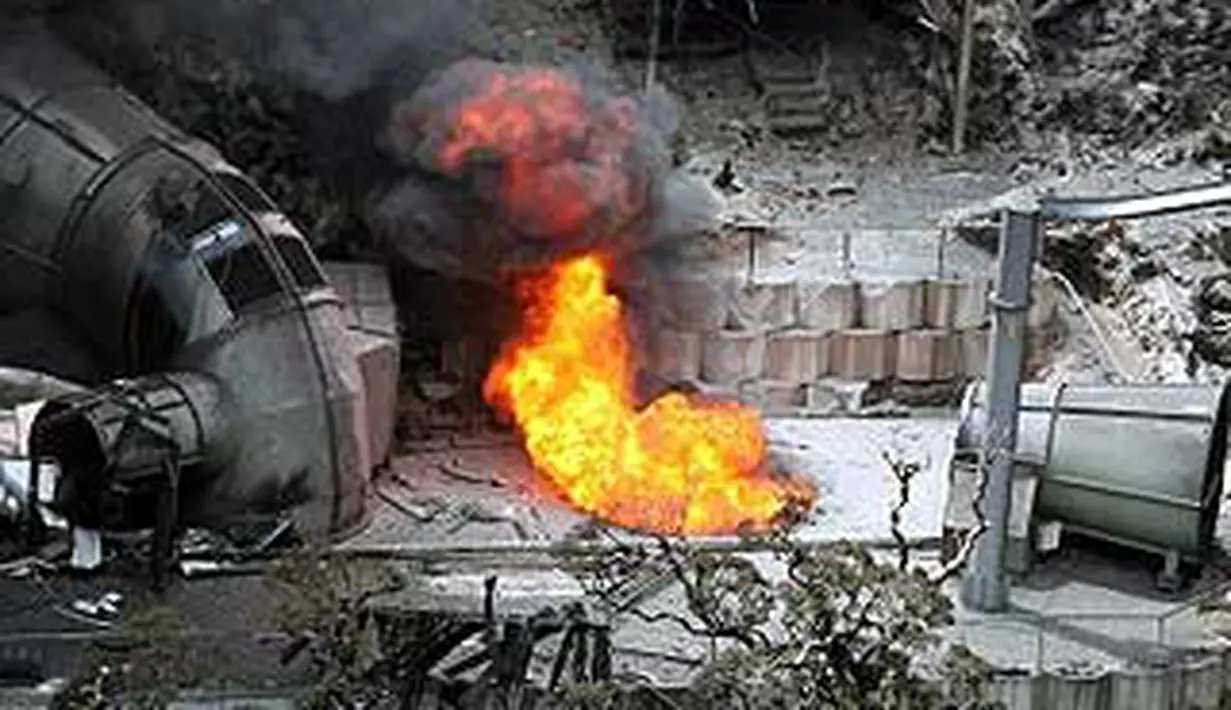 Api berkobar dari ujung cerobong asap di tambang batubara Pike River ...