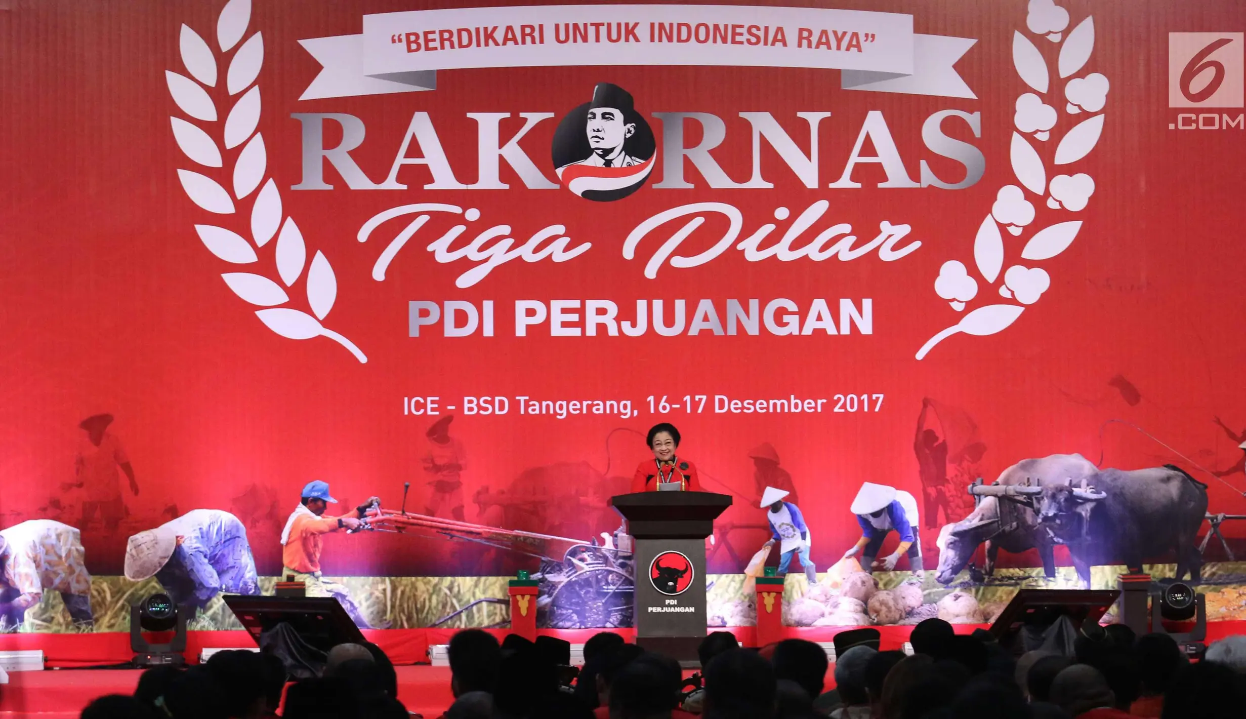 PHOTO: Rakornas PDIP, Jokowi dan Megawati Tumbuk Padi Bersama - Foto ...