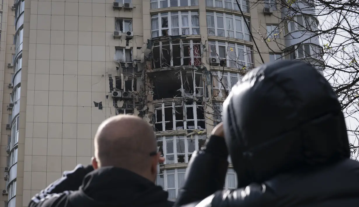 Serangan Drone Kamikaze Rusia Hantam Apartemen di Ukraina - Foto Liputan6.com
