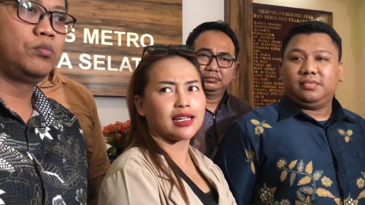 Mpok Alpa Jalani Pemeriksaan Selama 3 Jam Terkait Laporan Ditipu ...