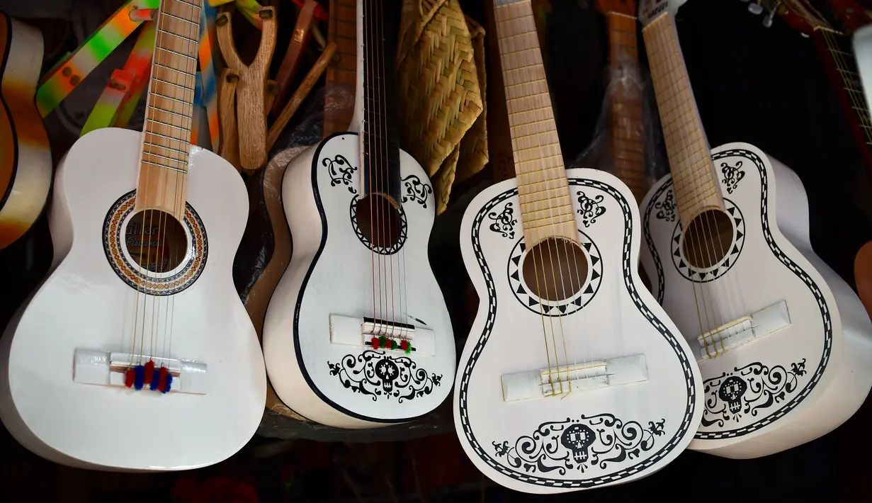 FOTO: Gara-Gara Film Animasi Coco, Pengrajin Gitar Dibanjiri Pesanan ...