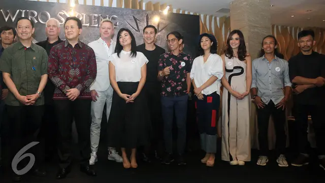 Pemain Film Wiro Sableng 212 Ziarah ke Makam Bastian Tito - ShowBiz Liputan6.com