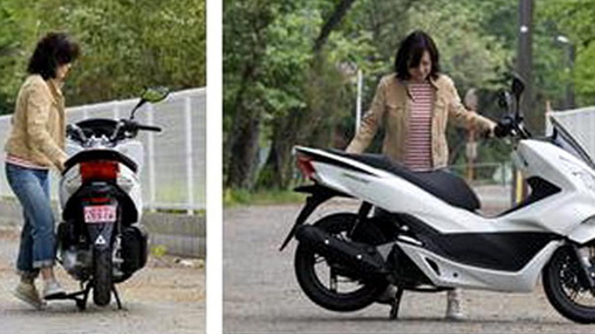 Pakai Standar Tengah Saat Parkir Motor Bakal Lebih Aman? - Tips Otosia.com