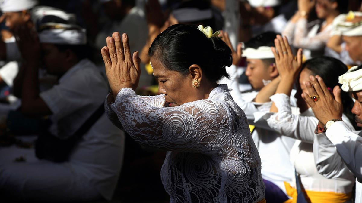 Perayaan Hari Raya Kuningan Umat Hindu di Denpasar Bali