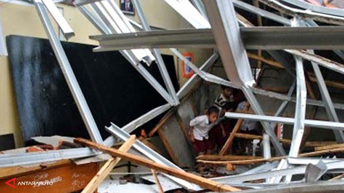 Atap SD di Jakut Roboh Karena Angin Kencang, Timpa 1 Siswa - News ...