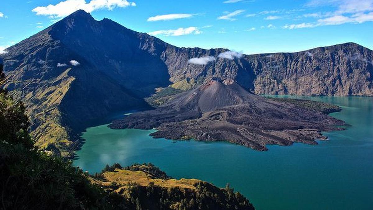 Mistis Gunung Rinjani: Ancaman Dunia Jin dan Legenda Dewi Anjani