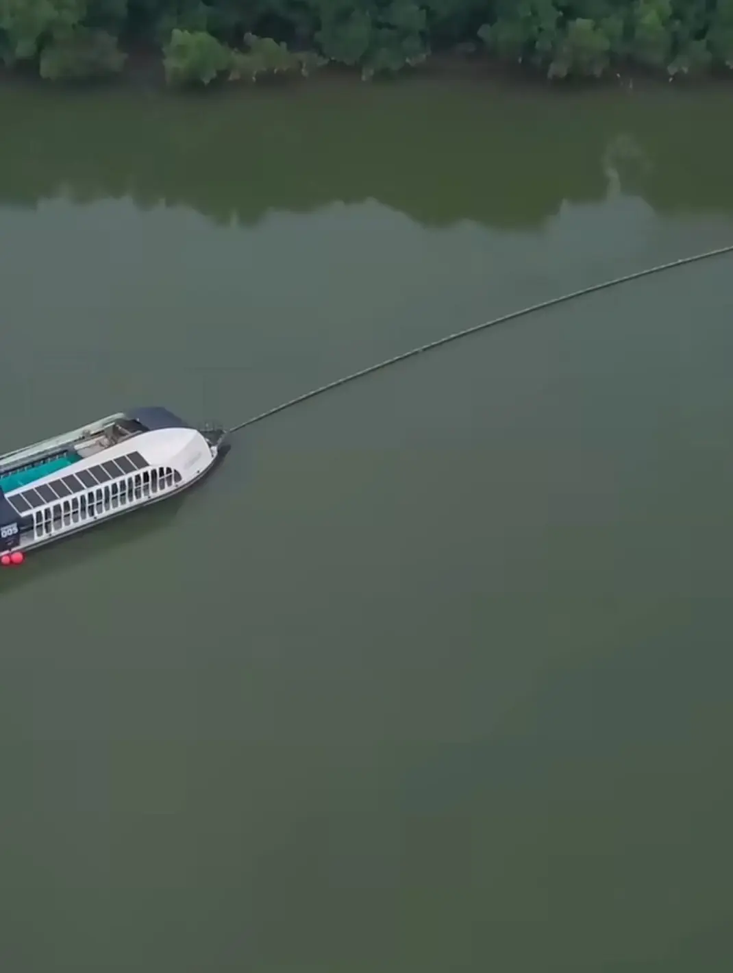 Potret Neon Moon II, Kapal Pembersih Sampah Donasi Coldplay di Sungai ...