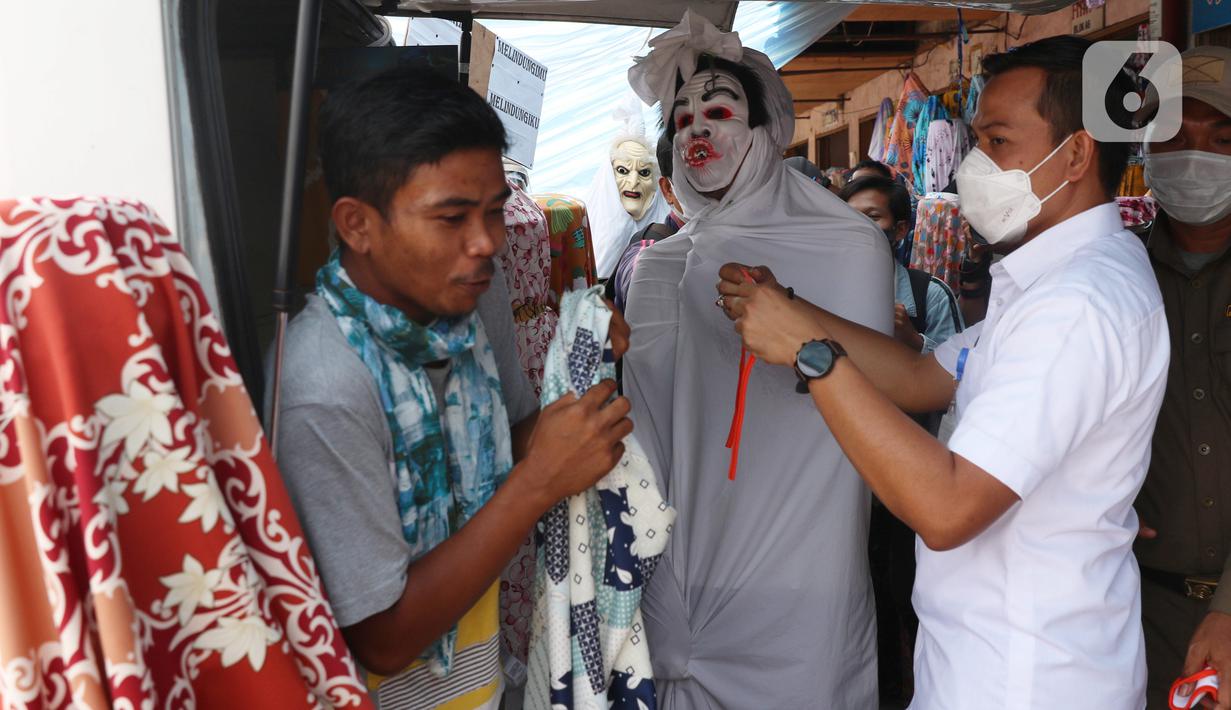 FOTO: Pocong Keliling Pasar Sosialisasikan Bahaya COVID-19 - Foto ...