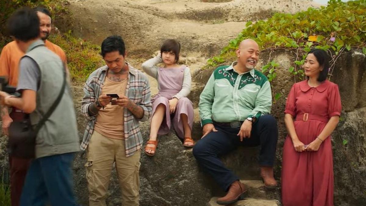 Film Hello Ghost Rilis Poster juga Teaser Trailer, Onadio Leonardo dan ...