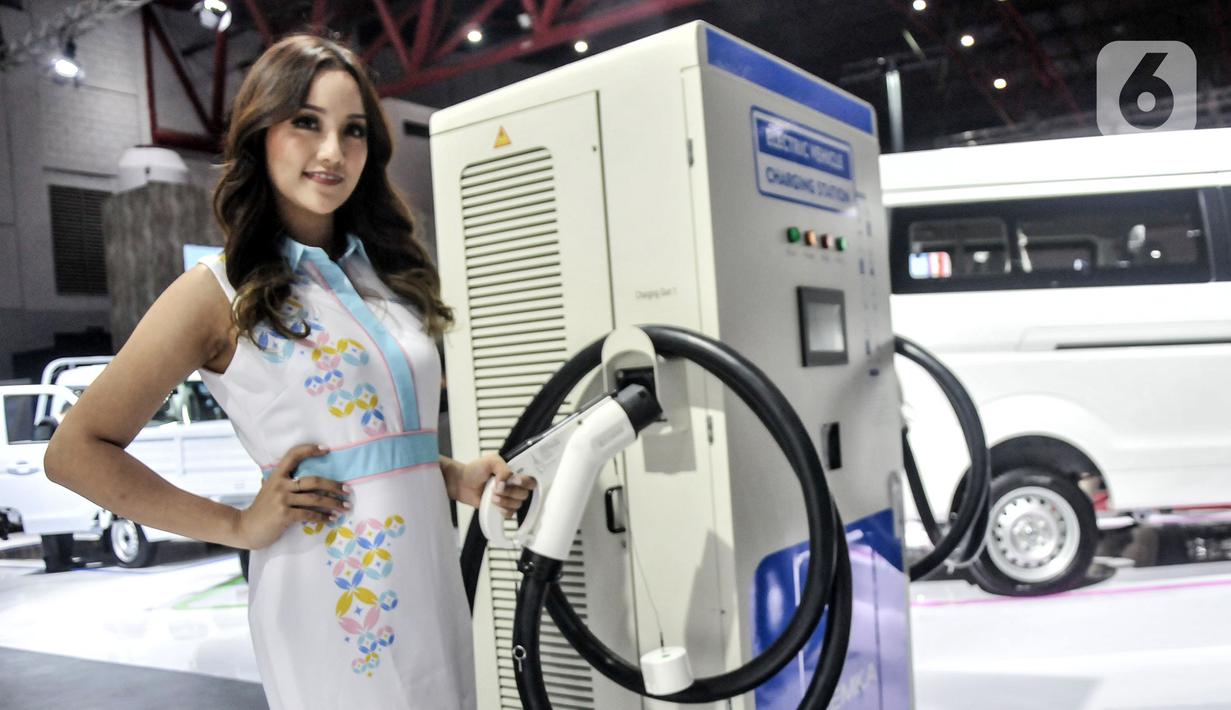 Pesona SPG Cantik Hiasi Indonesia International Motor Show 2023 - Foto ...