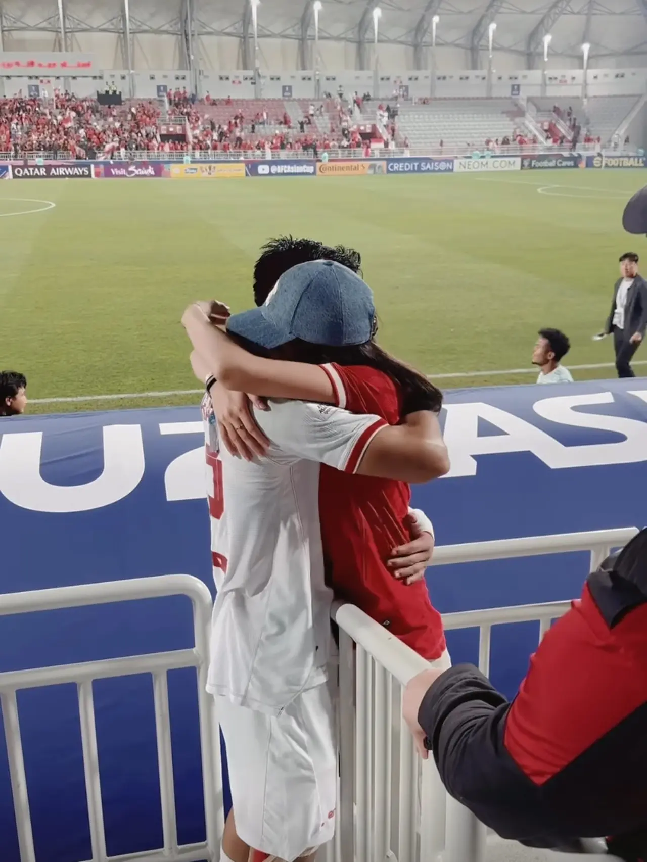 Viral Pratama Arhan Peluk Istri Usai Timnas Indonesia Libas Korsel, Azizah Salsha: Bangga Banget ...