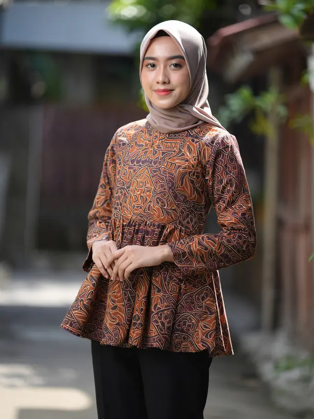10 Model Atasan Batik Wanita Hijab Sederhana untuk Acara Outdoor ...