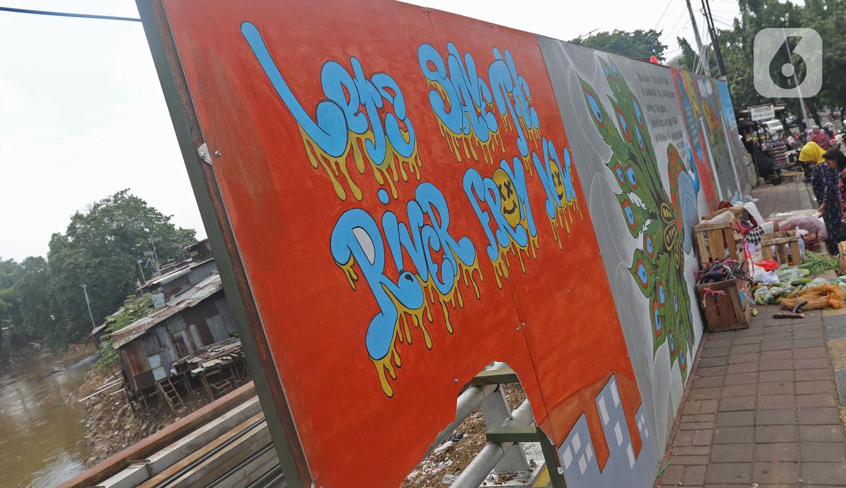 FOTO: Menjaga Lingkungan Lewat Mural di Manggarai - Foto Liputan6.com