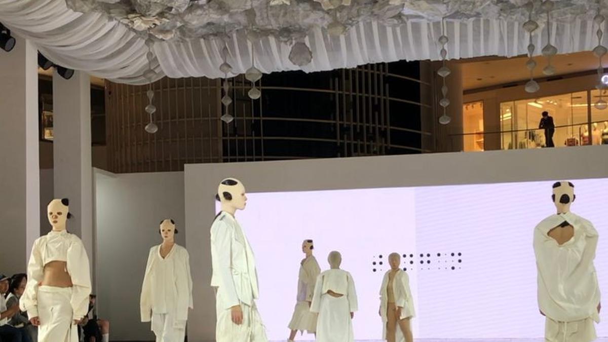 Untitled, Interpretasi Kebebasan Bereksplorasi antara TANGAN dan Anton ...