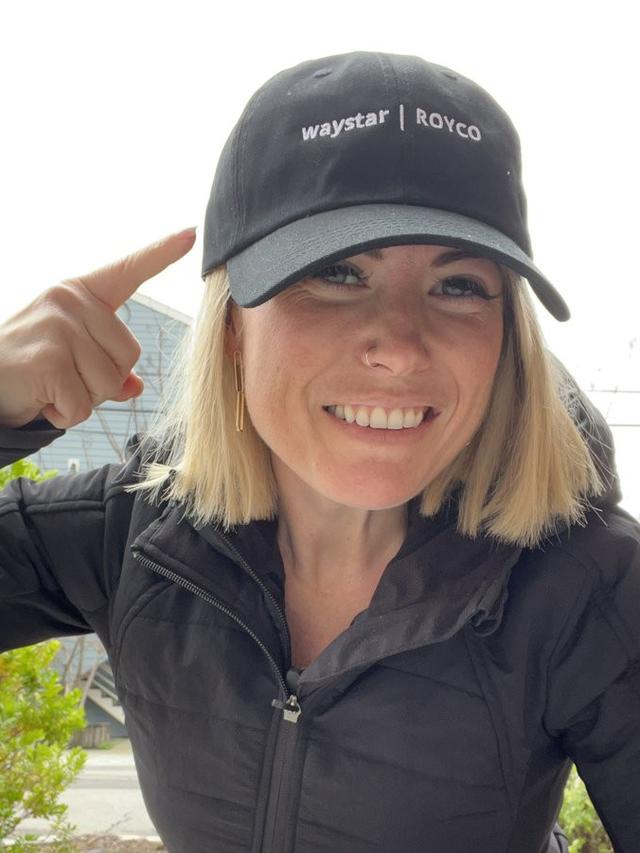 Elon Musk Pecat Esther Crawford, Eksekutif Twitter yang Viral Tidur di ...