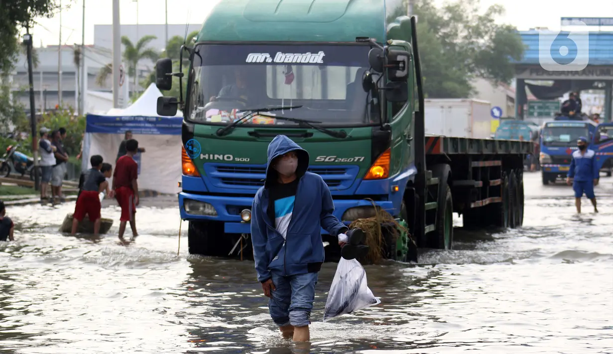 FOTO: Banjir Rob Masih Genangi Pelabuhan Muara Baru - Foto Liputan6.com