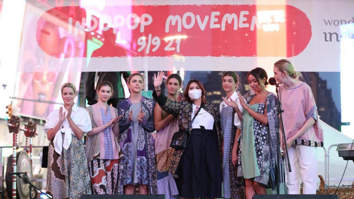 Batik Bergaya New Yorker, Fashion Show di Time Square NYC