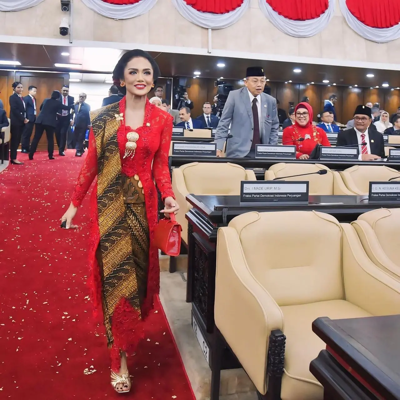 6 Potret Krisdayanti Berkebaya Merah di Sidang Tahunan MPR 2024 ...