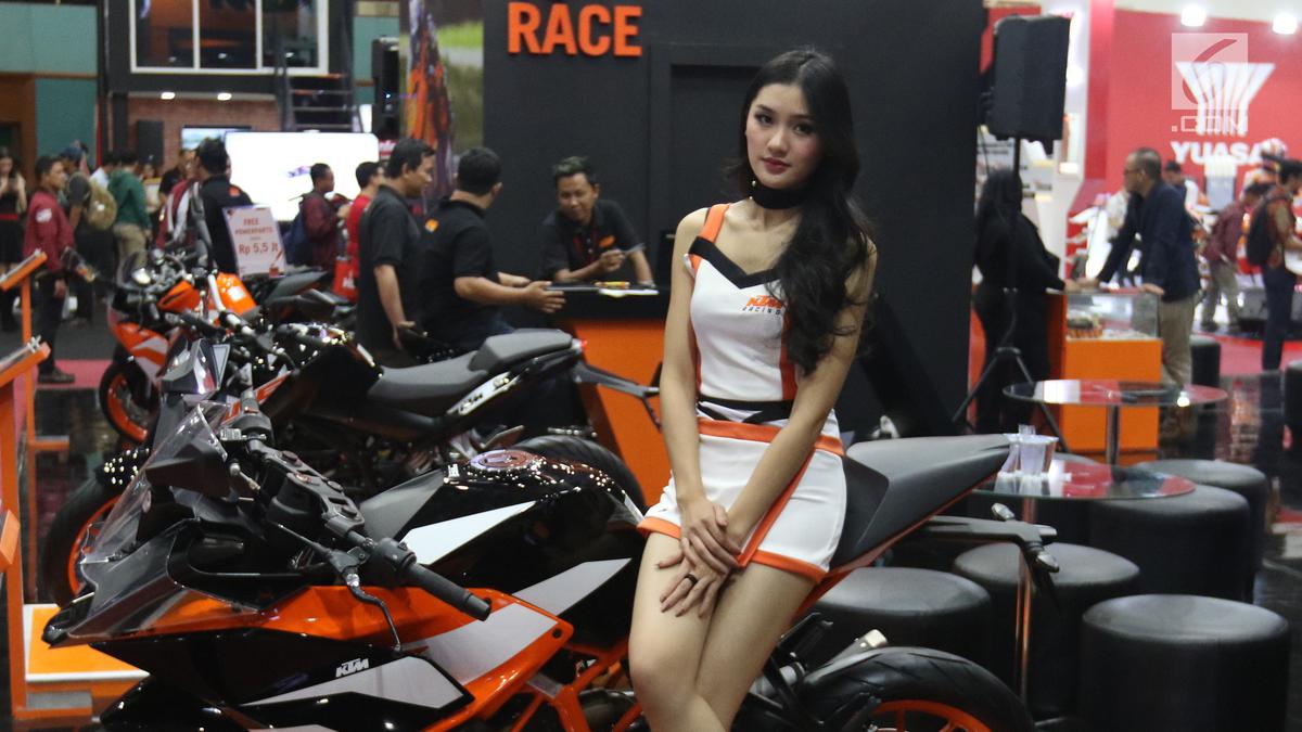 FOTO: Deretan SPG Cantik Curi Perhatian Pengunjung IMOS 2018 - Foto ...