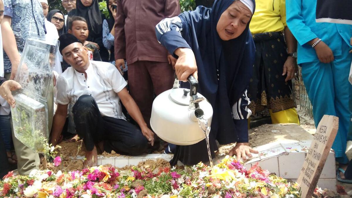 Tangis Duka dan Taburan Bunga di Pusara Dokter Oz Ryan Thamrin - News ...