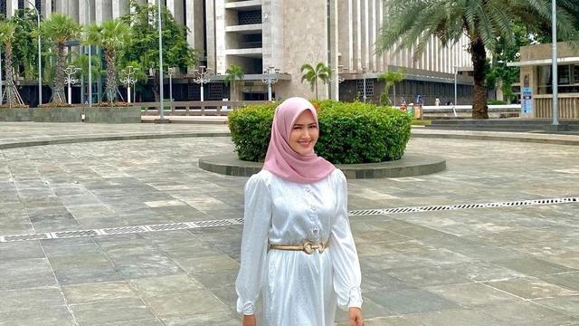 7 Pesona Istri Tommy Kurniawan, Lisya Nurrahmi yang Jarang Tersorot - Entertainment Fimela.com