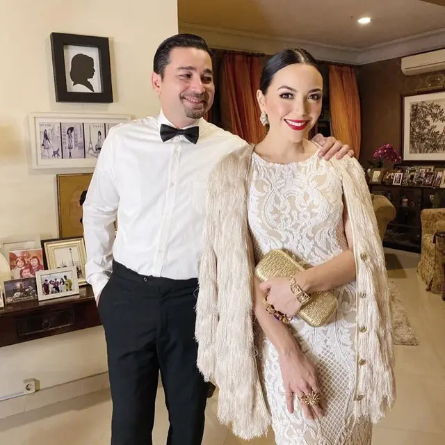 Jarang Tersorot, Ini 6 Potret Kebersamaan Umar Lubis dan Istri - Hot ...