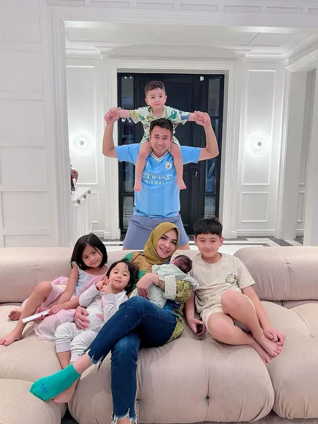 7 Potret Rieta Amilia Gendong Lily Anak Adopsi Raffi dan Nagita, Cucu Baru - Hot Liputan6.com