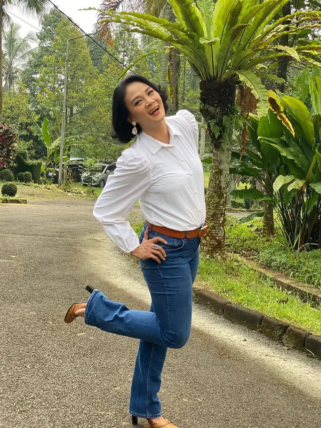 6 Potret Terbaru Dian Nitami di Usia 50 Tahun, Tetap Awet Muda - Hot Liputan6.com