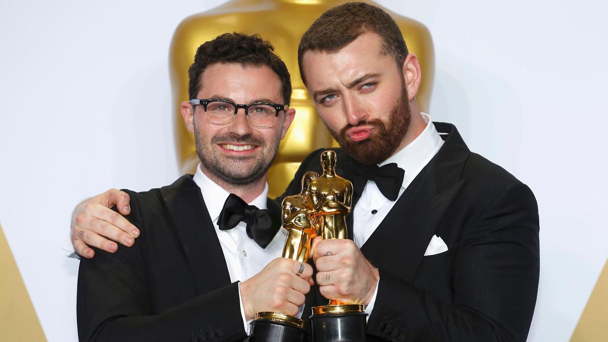 Sam Smith Membenci Penampilannya di Oscar 2016 - ShowBiz Liputan6.com