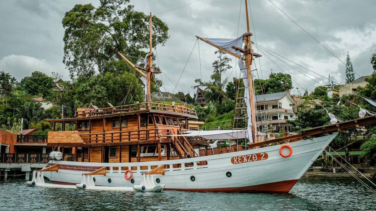 Pertama di Danau Toba, Kapal Pinisi Kenzo Jadi Daya Tarik Baru Bagi ...