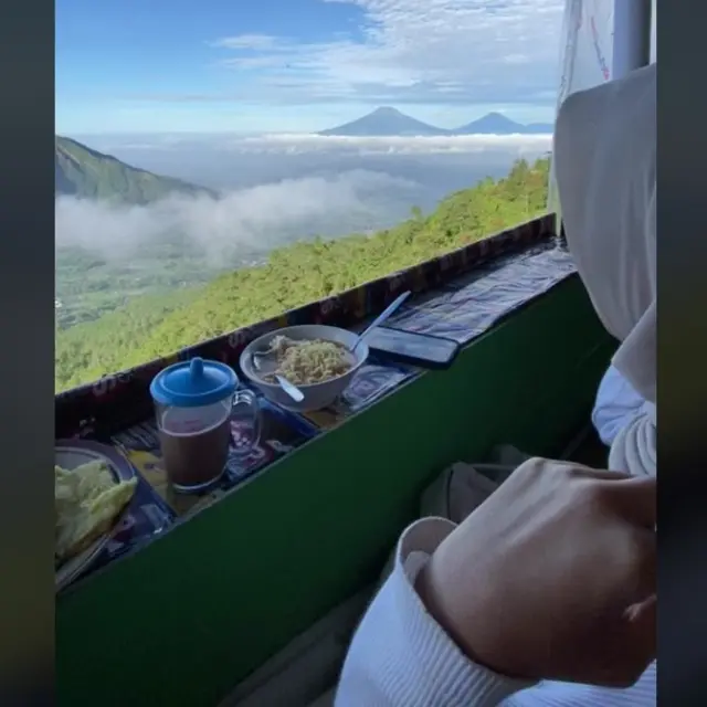 Menikmati Kopi dan Mi Instan Sambil Melihat Indahnya Pemandangan Gunung ...