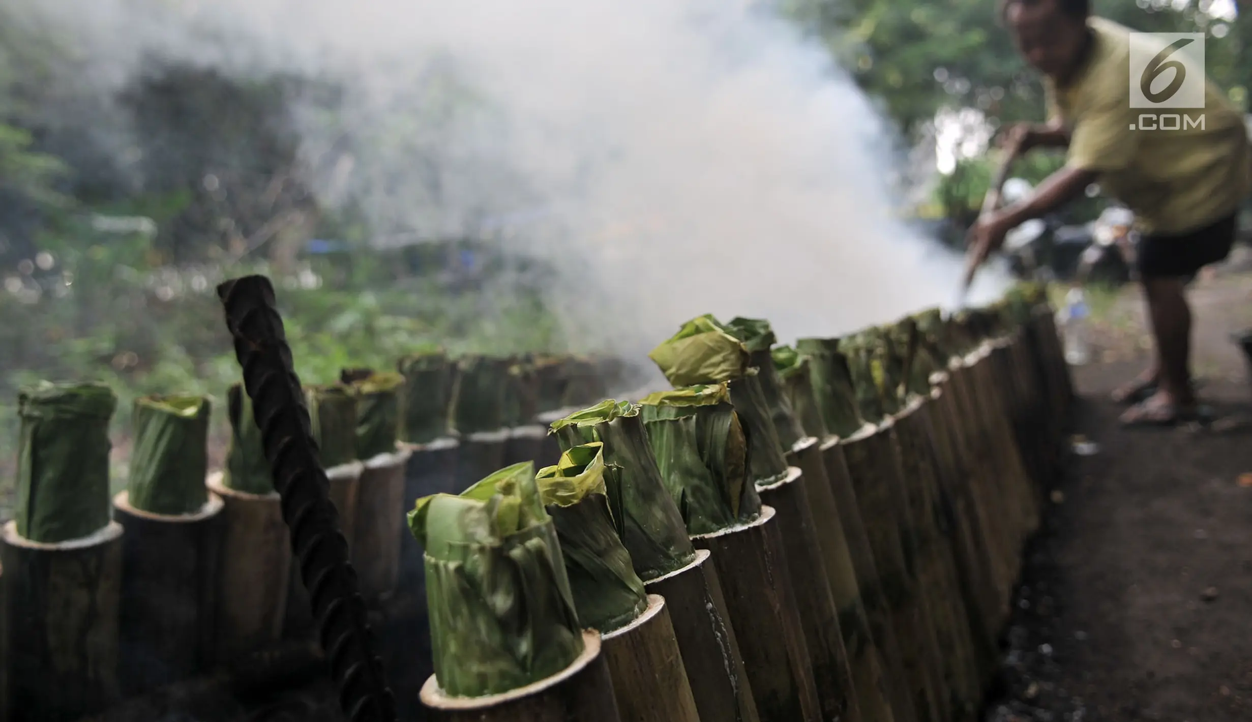 FOTO: Intip Proses Pembuatan Lemang yang Banyak Diburu Selama Ramadan ...
