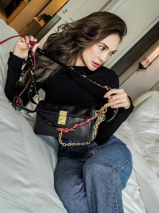 8 Outfit Padu Padan Jeans ala Luna Maya, Simpel tapi Elegan