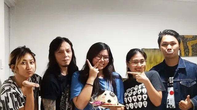 Terpaut Usia 16 Tahun, Ini 6 Momen Manis Ovy /rif dan Istri - Hot ...