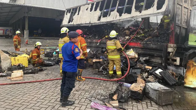 Truk Box Berisi Ratusan Paket Terbakar, Perusahan Janji Ganti Rugi - Regional Liputan6.com