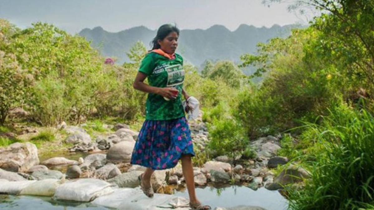 Cuma Pakai Sandal, Gadis Ini Buktikan Bisa Juara Lari Maraton