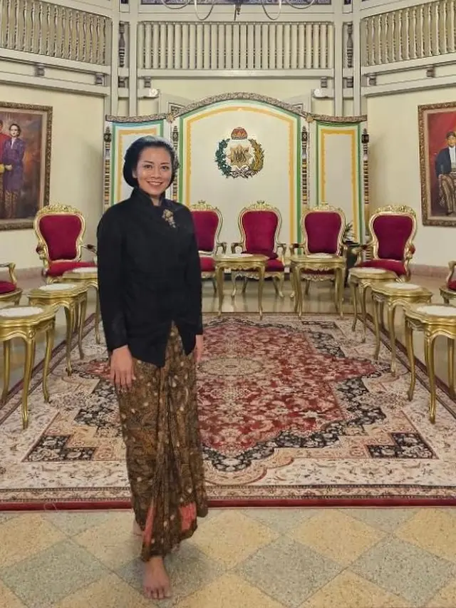 6 Potret Dewi Lestari di Puro Mangkunegaran Tampil Kasual hingga Berkebaya, Disebut Putri Solo ...