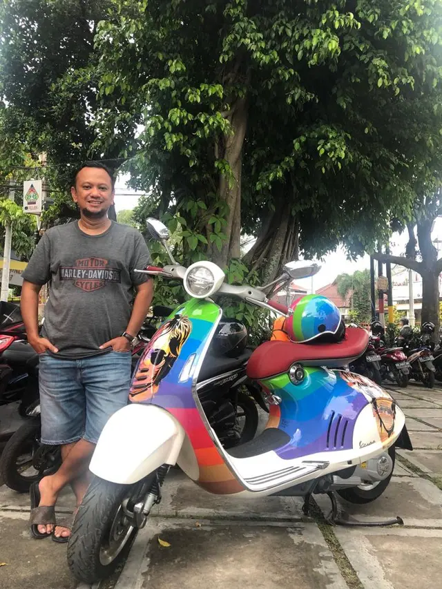 Unik, Gambar John Lennon Hiasi Motor Vespa Promotor Musik Anas Syahrul ...