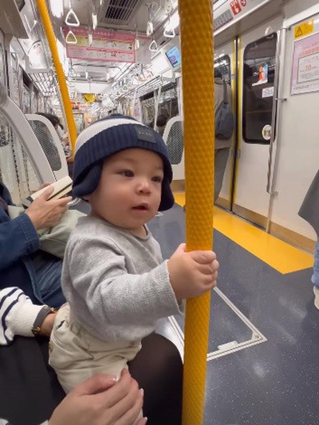 Potret Menggemaskan Baby Izz Jalan-Jalan di Jepang, Anteng Naik Kereta ...