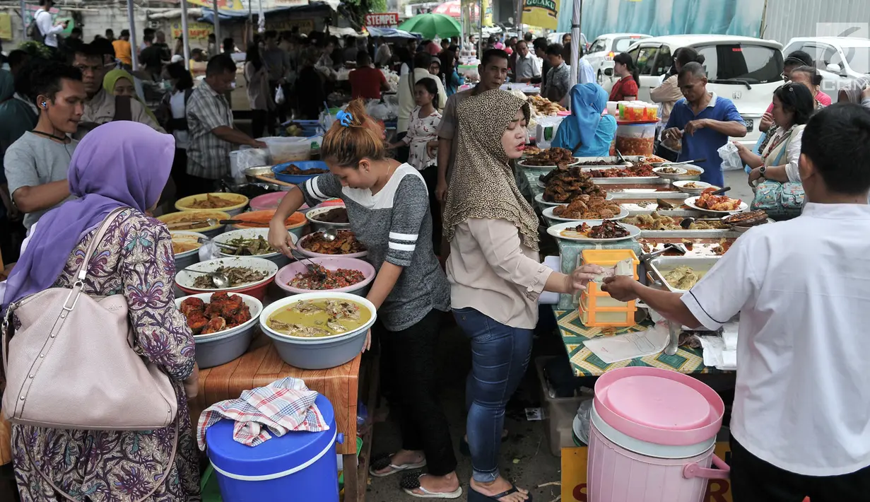 FOTO: Yuk, Berburu Aneka Takjil Menggoda di Pasar Benhil - Foto Liputan6.com