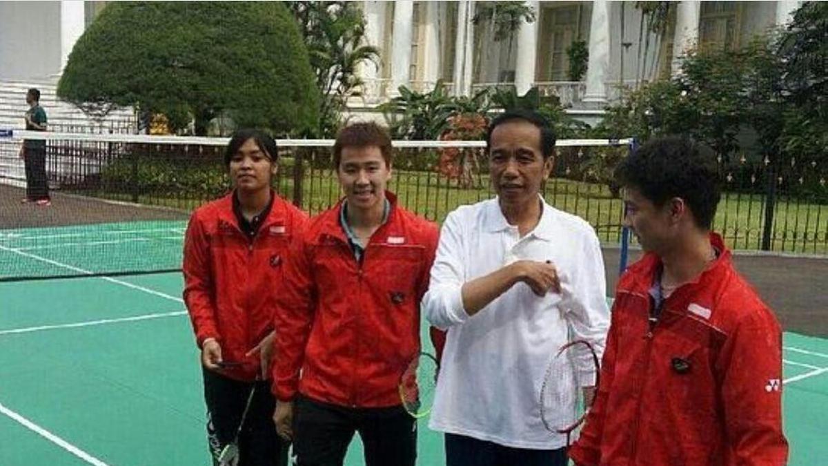 Presiden Jokowi Jajal 3 Atlet Bulu Tangkis di Hari Sumpah Pemuda - Bola Liputan6.com