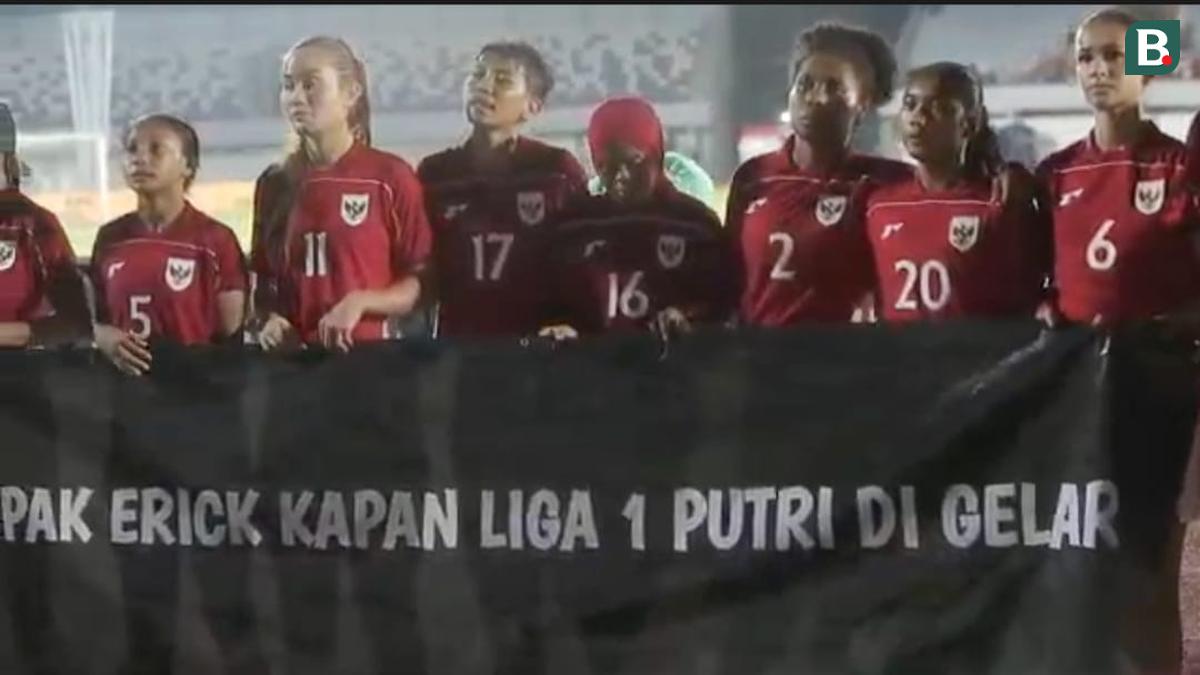 Viral, Pemain Timnas Indonesia Putri Bentangkan Spanduk Pak Erick Kapan ...